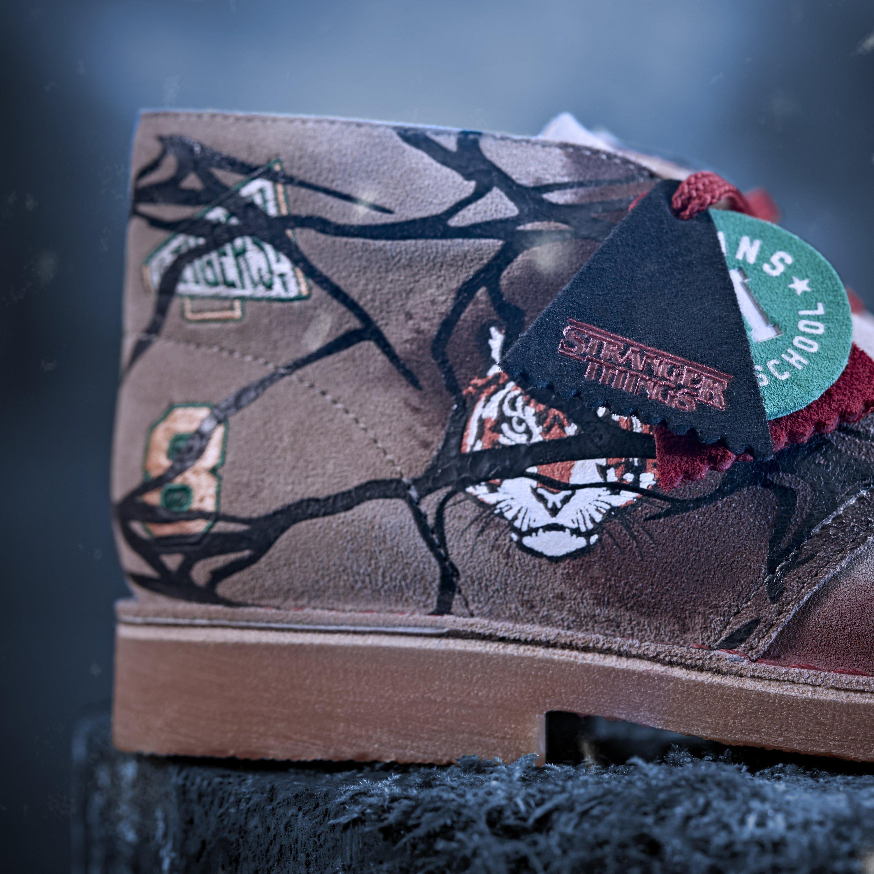 Stranger Things Desert Boot Youth Sand/Dark Interest Botas | Clarks ...