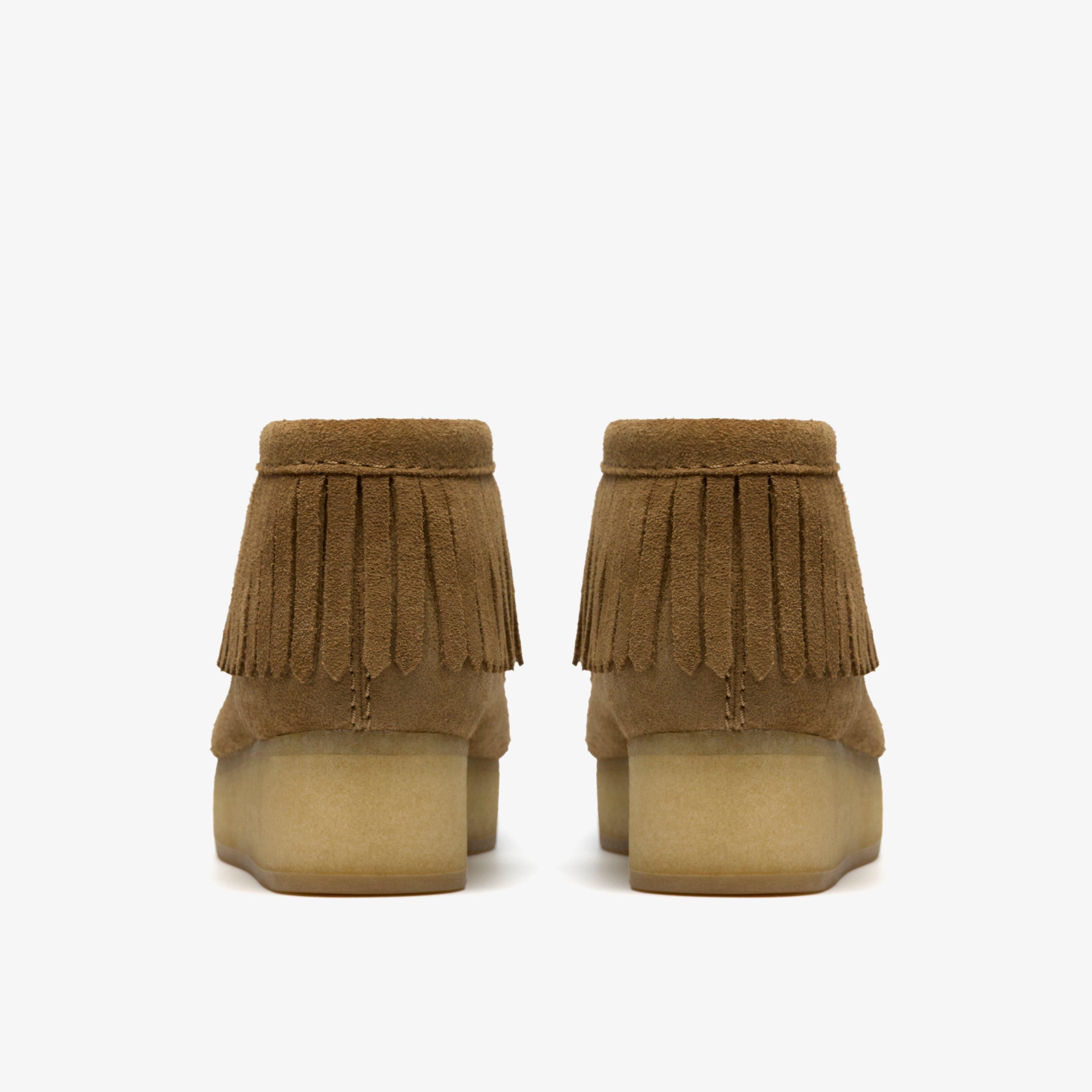 Bottes Wallabee Wedge Fringe en daim beige clair pour femmes | Clarks