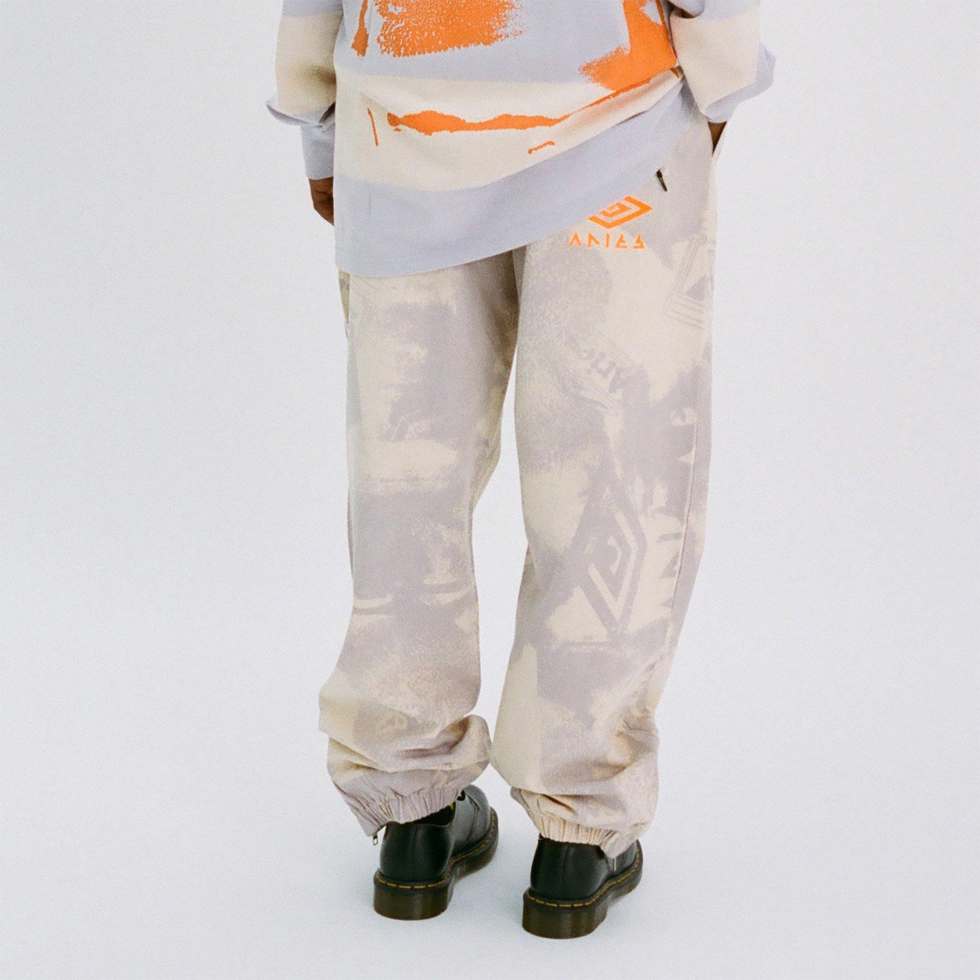 Umbro Men's Aries Closed Hem Woven Tracksuit Joggers | FRASERS
