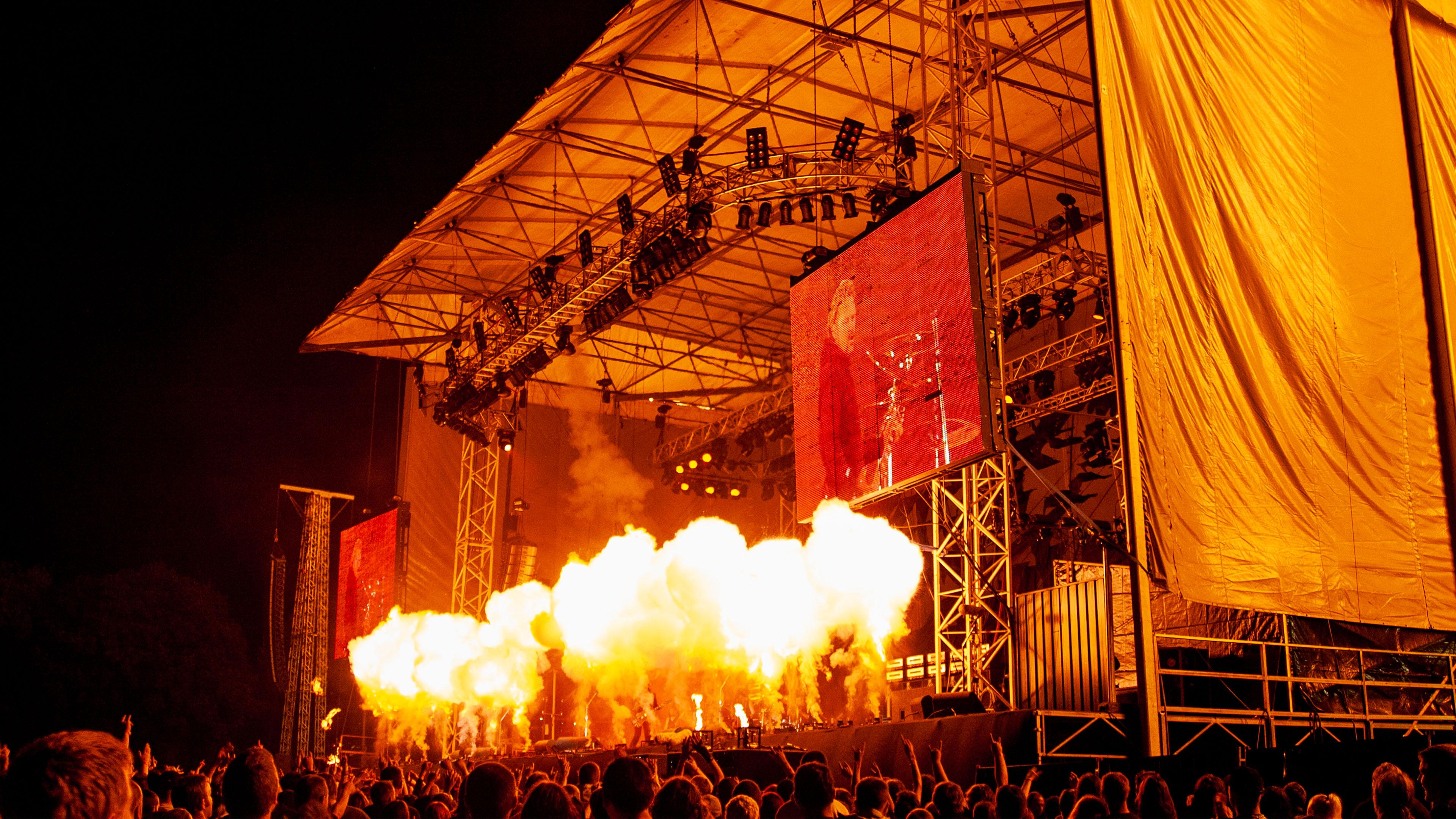 Metallica at RDS Arena in Dublin, Ireland on August 20, 2003 ...