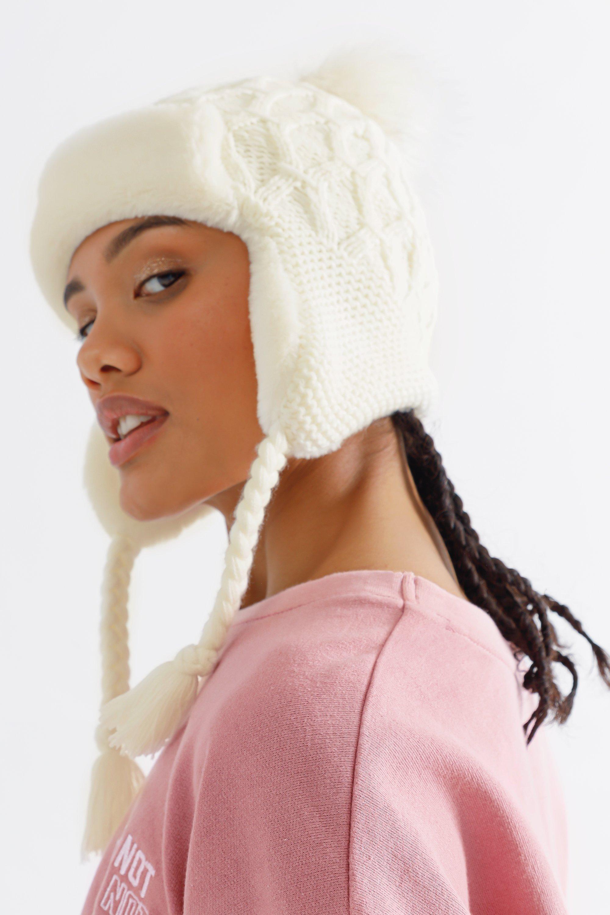 Trapper Cable Fluffy Pom