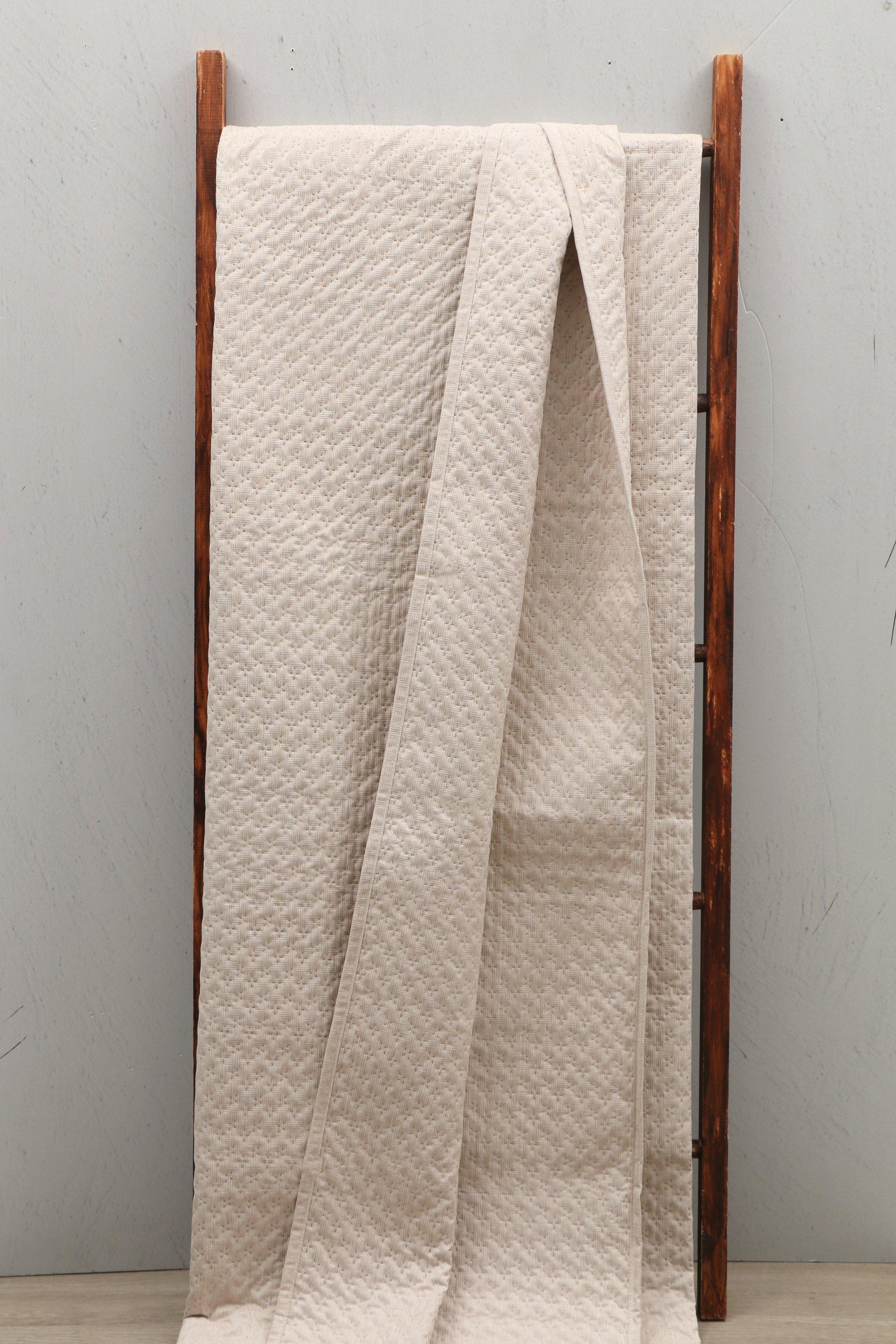 Marl Embossed Interlock Quilt