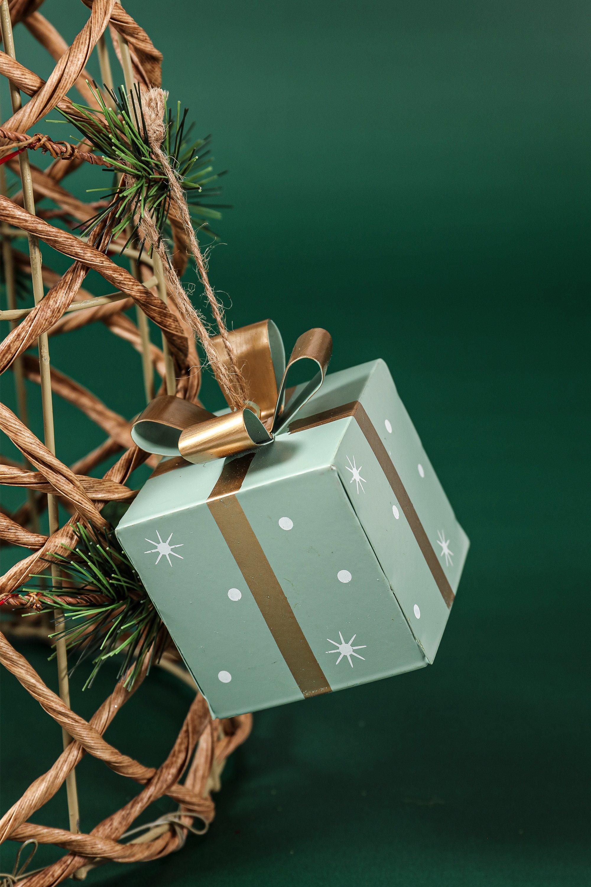 Hanging Tin Gift