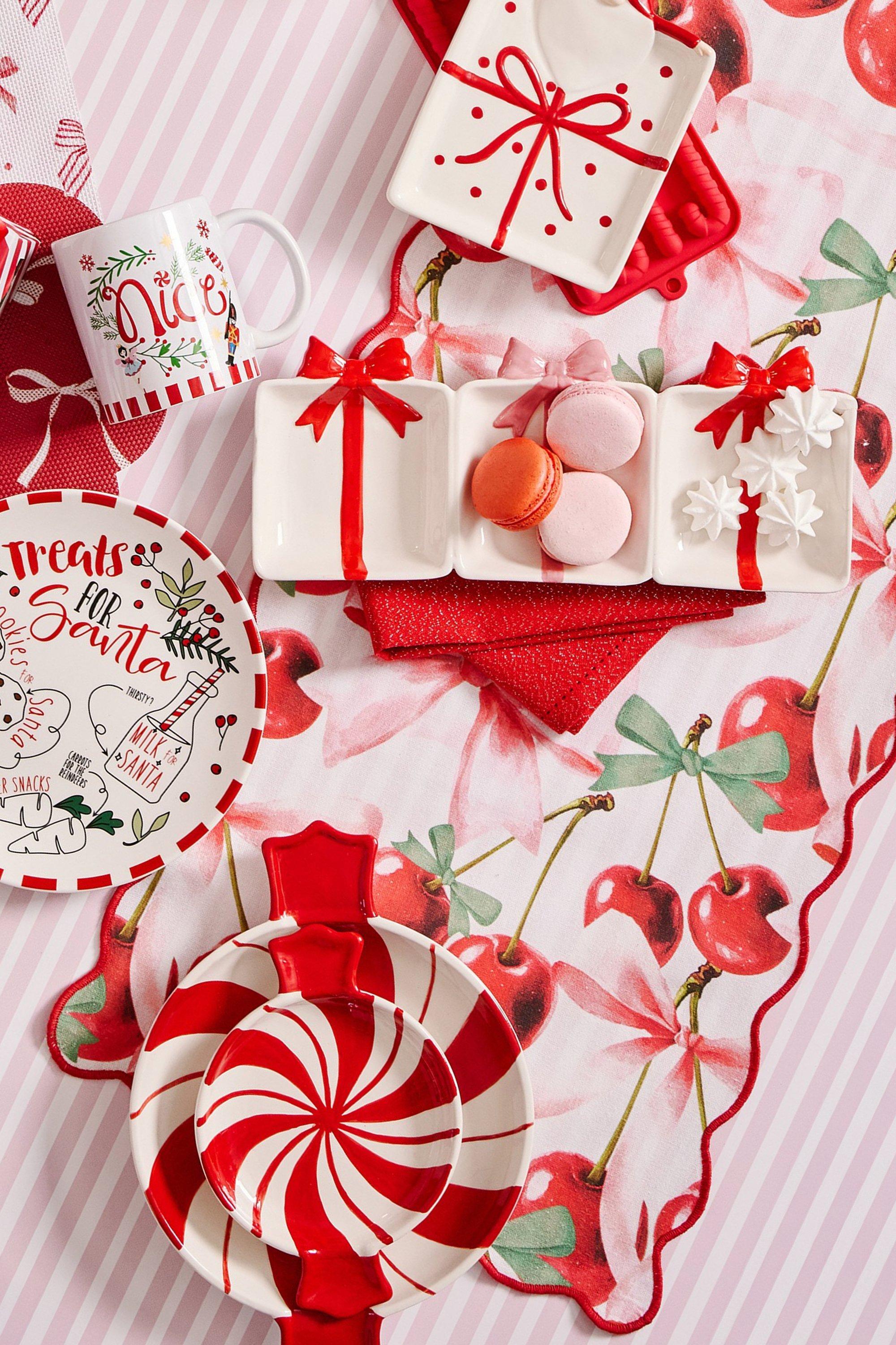 Bow Scallop Table Runner