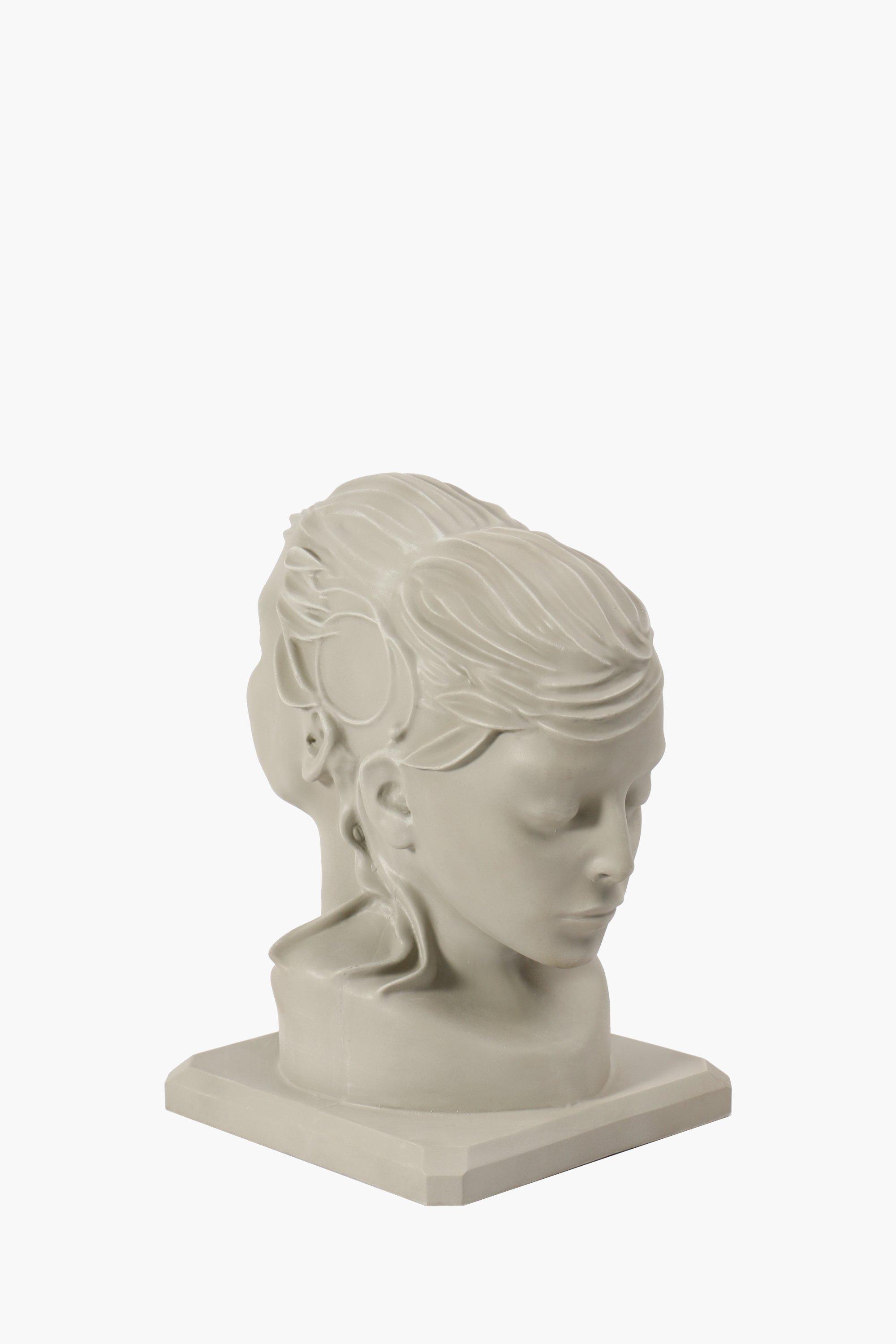 Meredith Classic Statue, 38x54cm