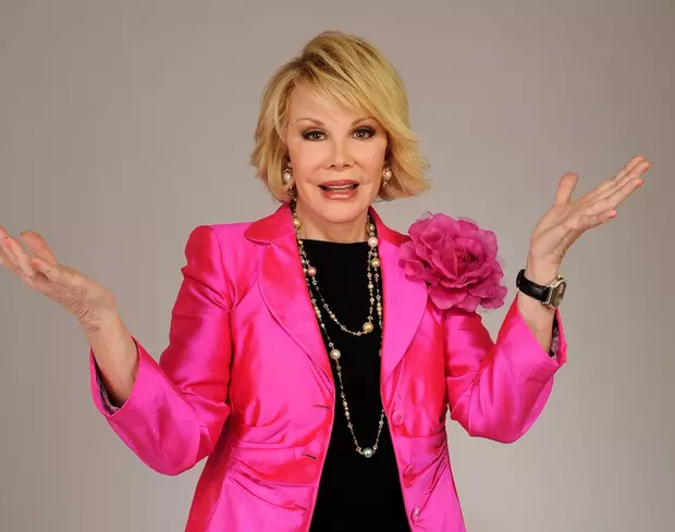 Joan Rivers Fume Une Cigarette