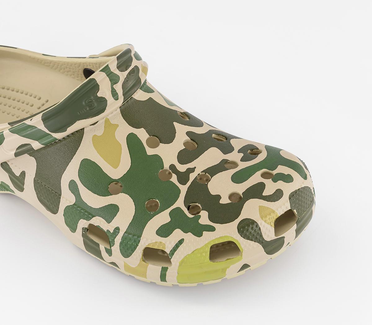 Crocs Classic Clogs Chai Tan Camo - Men's Casual Shoes