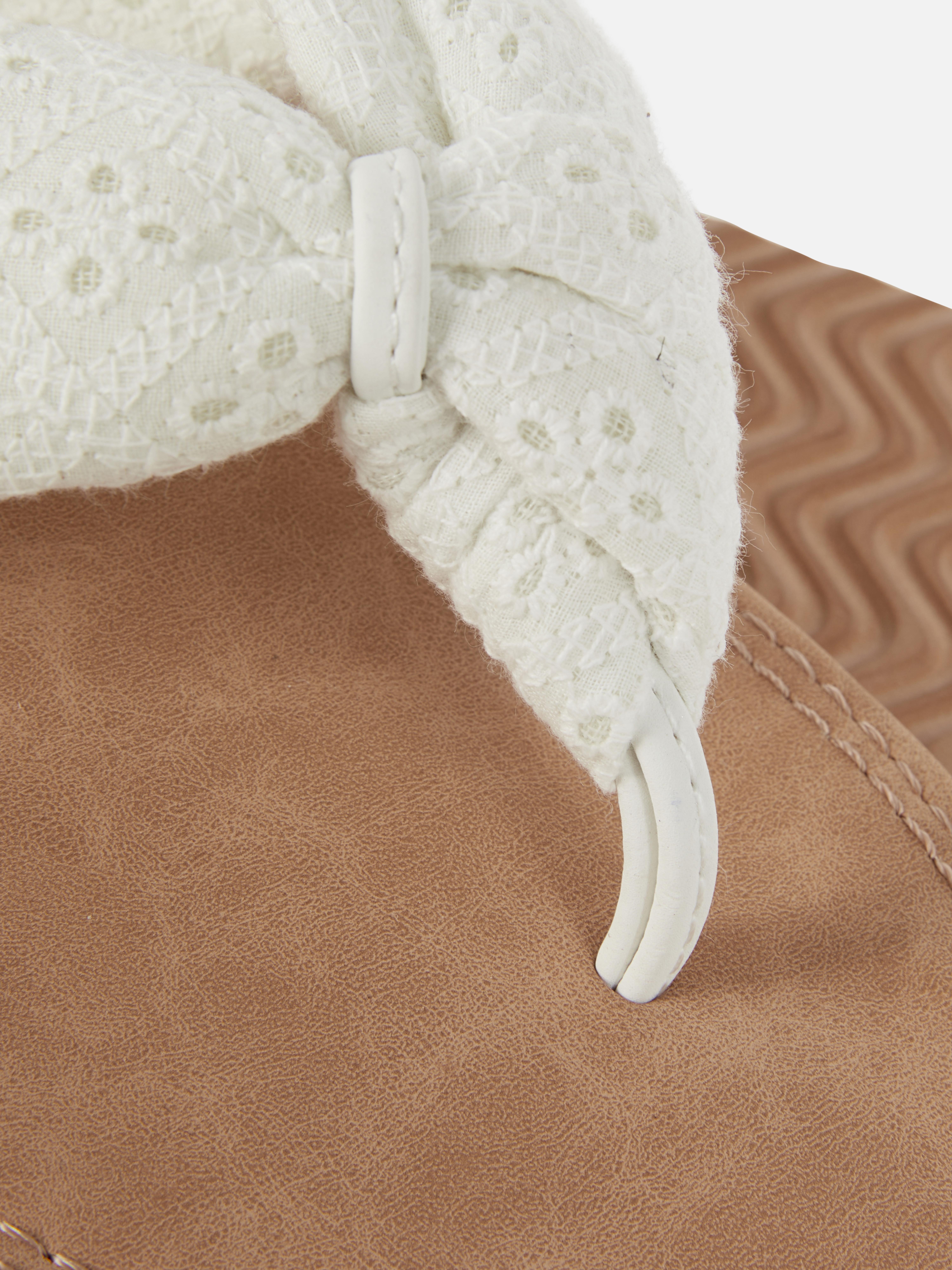 Sandales plates à entre-doigts - Blanc - | Primark