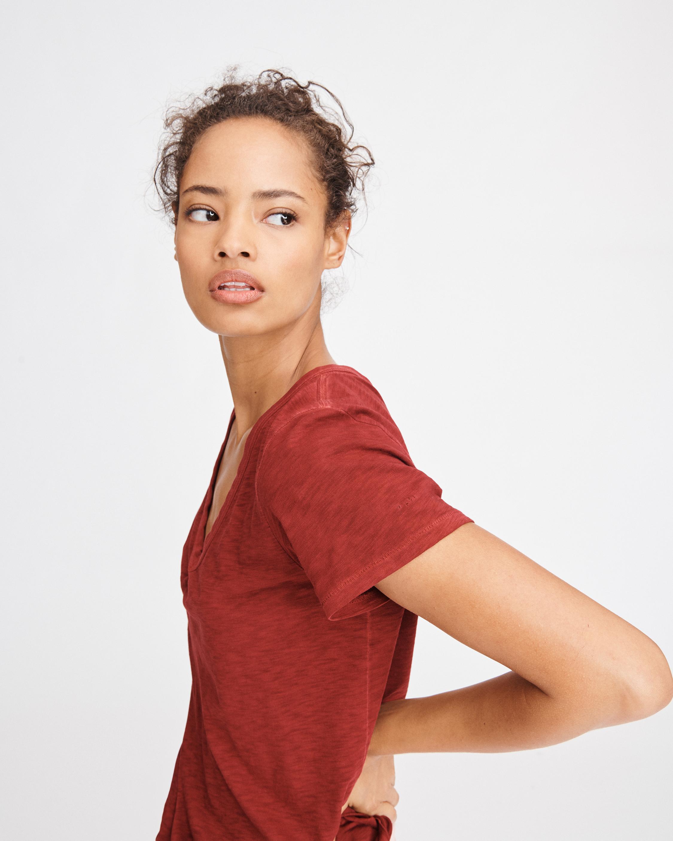 The Vee for Women in Black Cherry | rag & bone