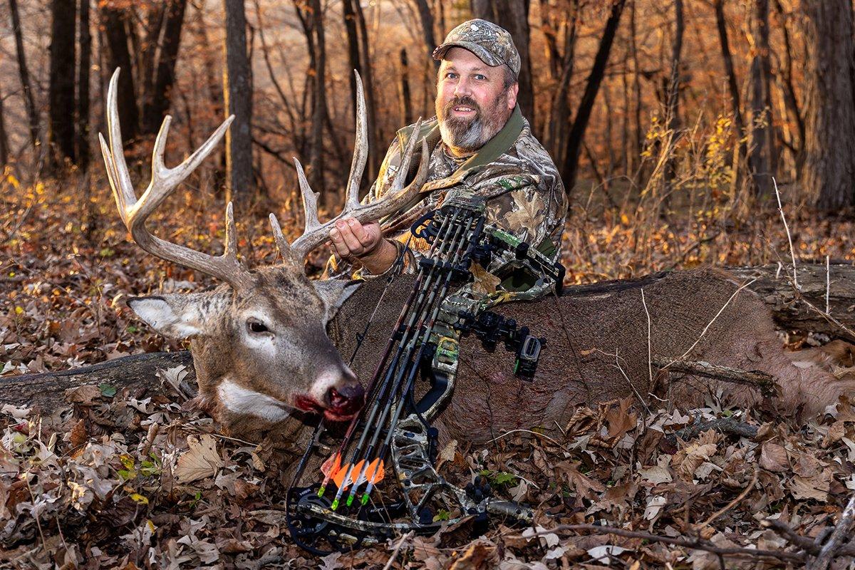 Midday Chance at a Big Iowa Buck - Realtree Camo