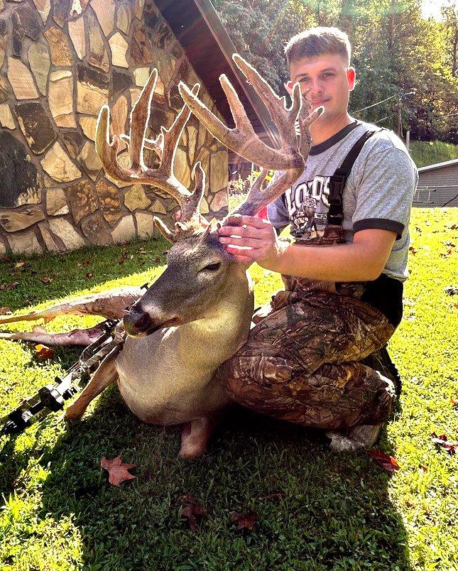 Kentucky Hunter Crawls Through Creek, Shoots Monster 22-Point Buck at ...