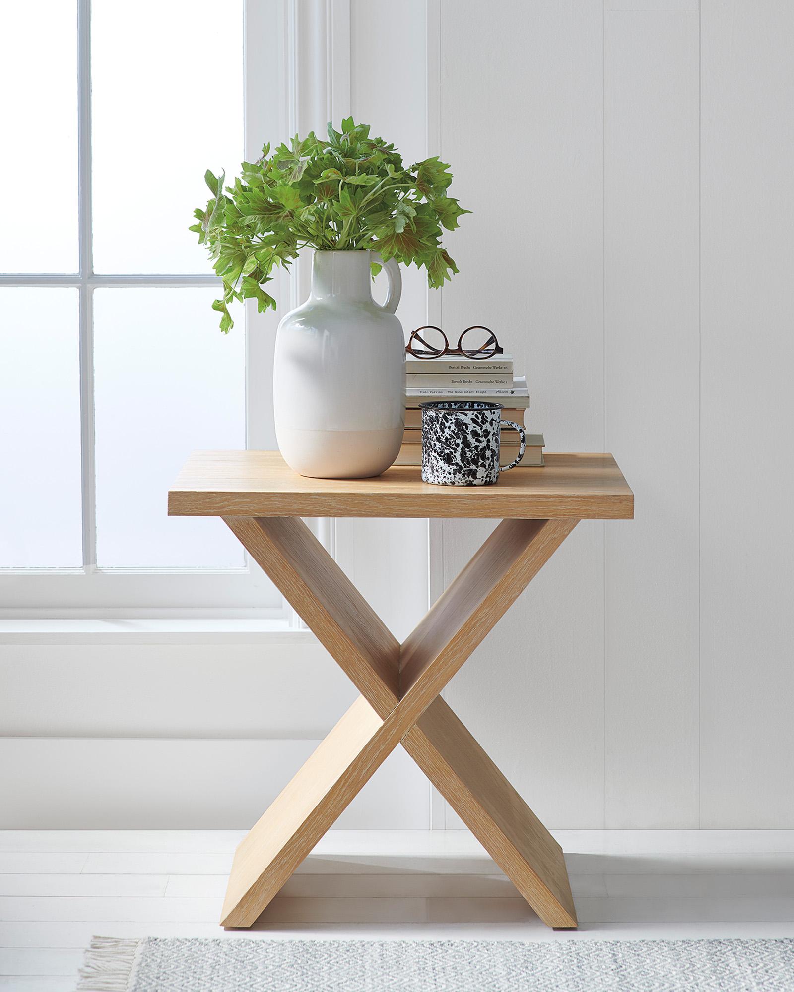 BR_OCTAVIA_NIGHTSTAND_HUNTER_Crop_BASE