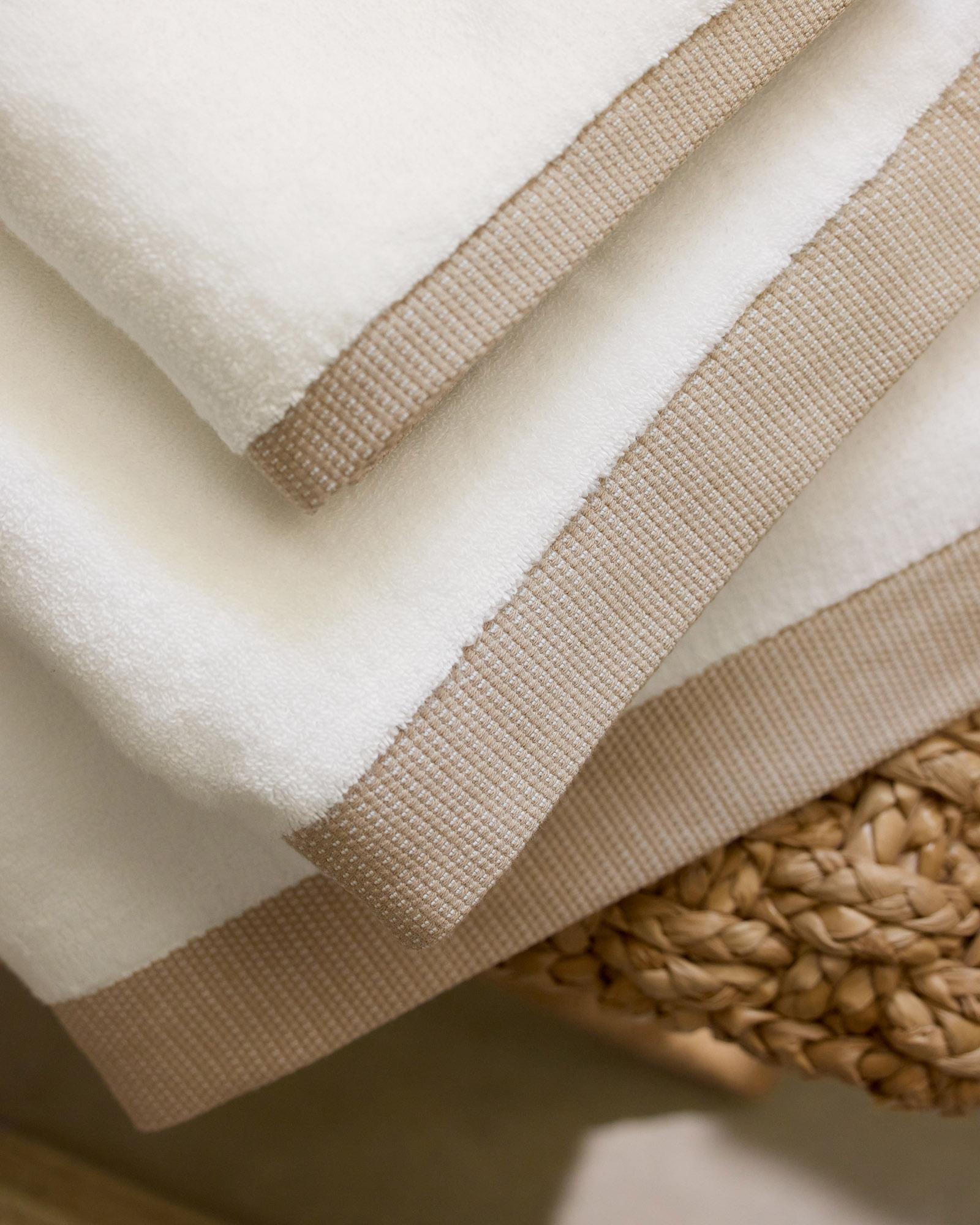 Bathroom-Bath-Towels-Neutral-Sonoma-Banded-Collection-brand-xC6A4720_CV1