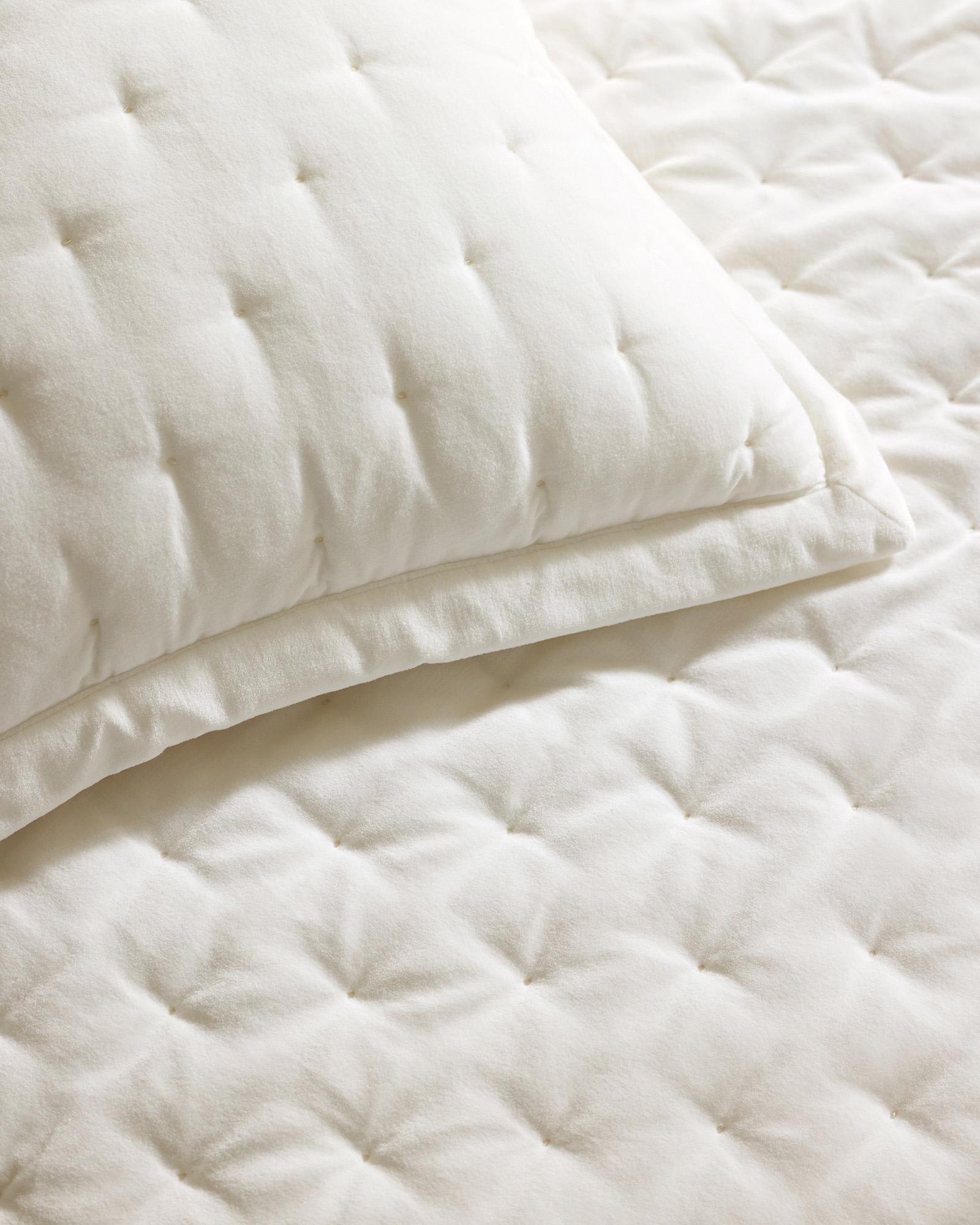 Bedding-Bundle-White-Velvet-Sutter-Quilt-Shams-brand-x2546_CV1