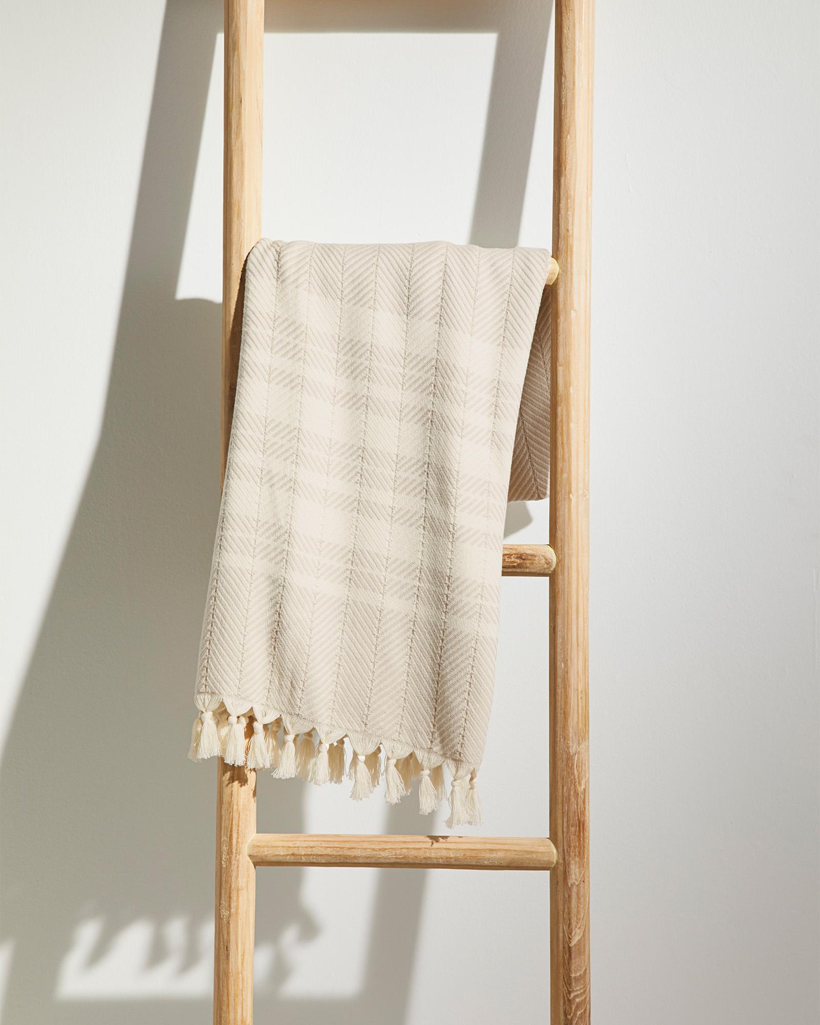 CAT_Palermo_Throw-Sand-0109_NoCrop_BASE