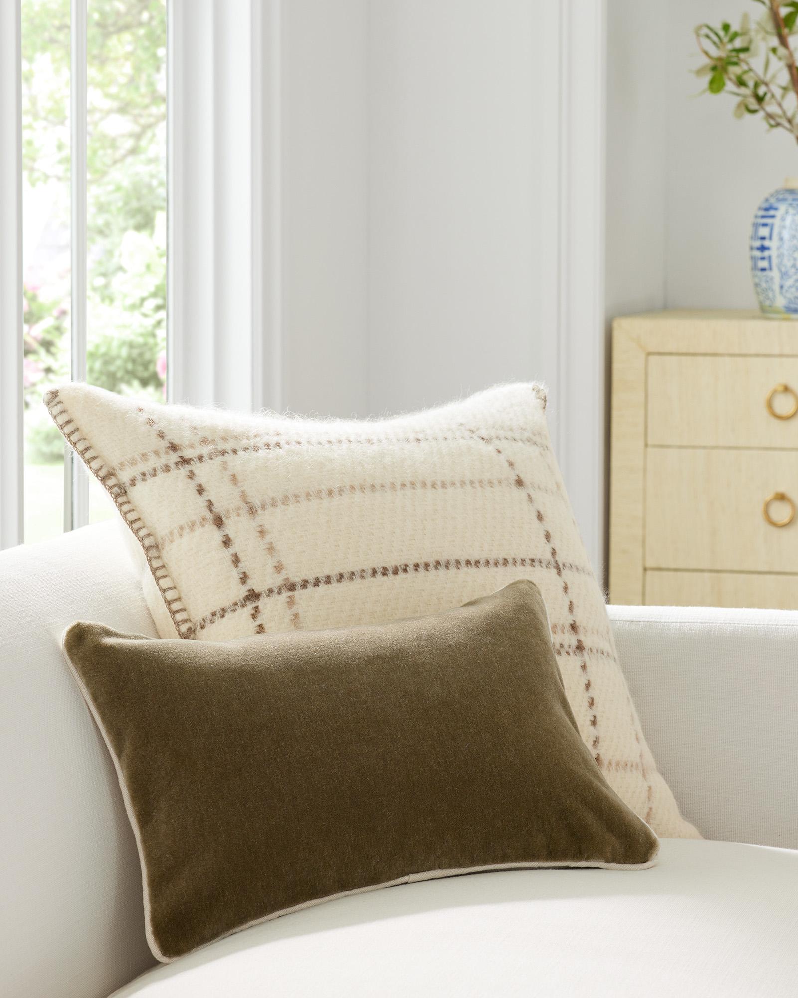 LR_Eastgate_Harrison_Detail_Pillows_0128