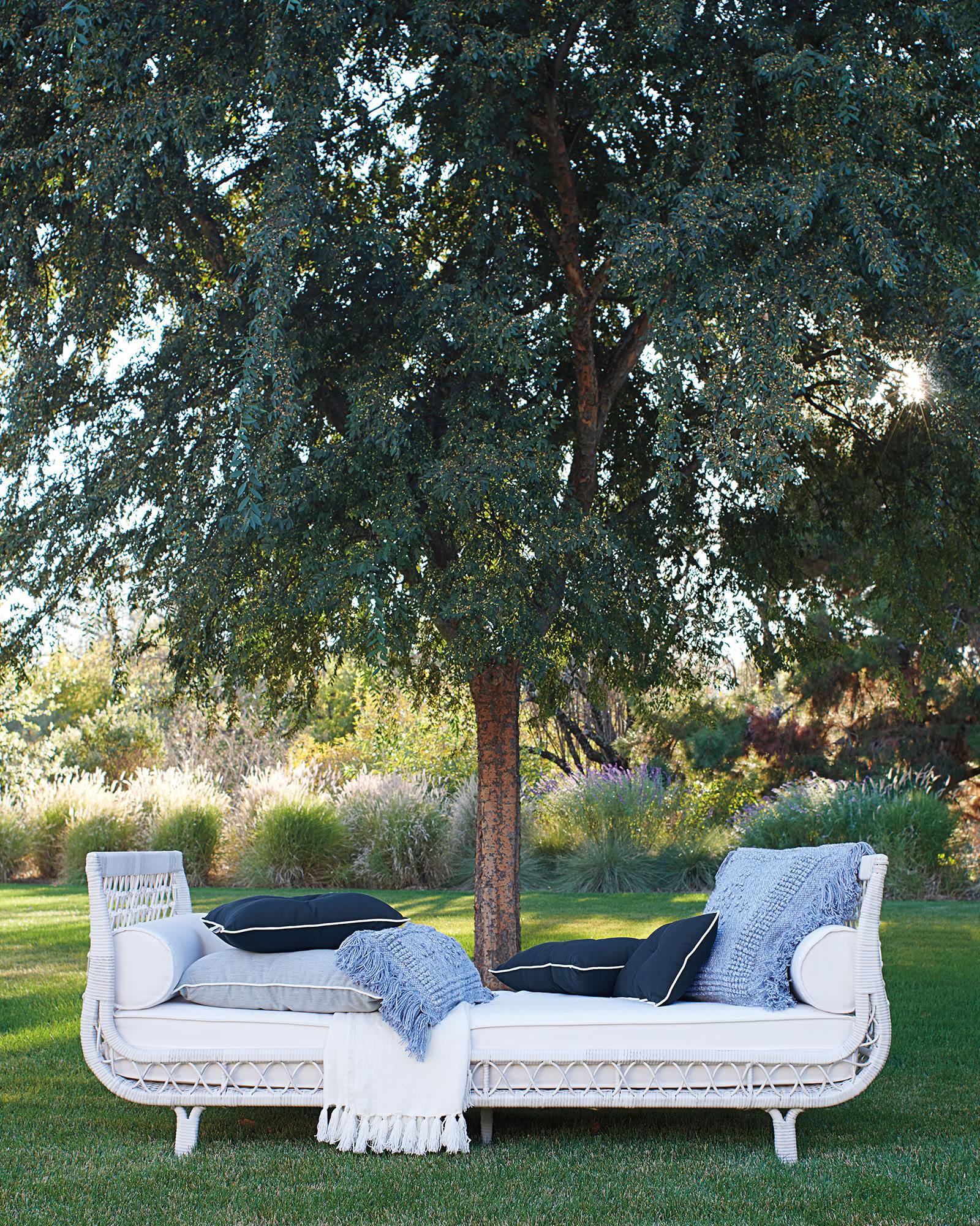 Out_Capistrano_Daybed-821_Crop_BASE