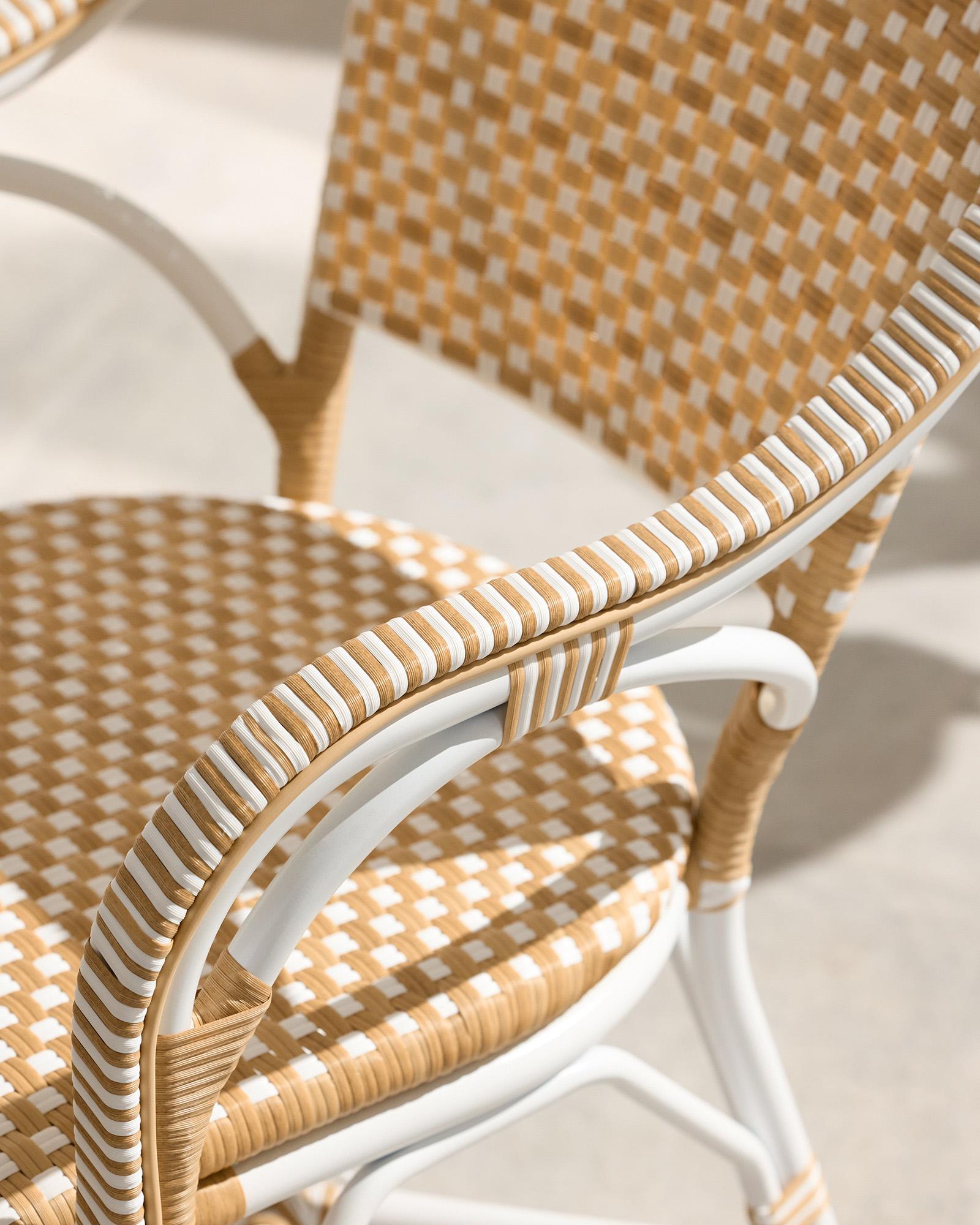 Outdoor-Dining-Neutral-Chairs-Riviera-brand-xC6A7666_CV1