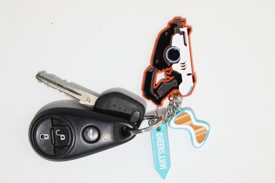 Overwatch Tracer Gun Key Chain | BoxLunch