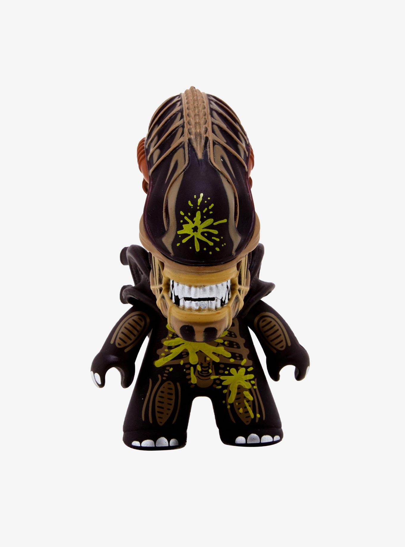 Aliens Bullet-Damaged Alien Warrior Titans Vinyl Figure 2019 Summer ...