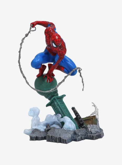 Marvel Spider-Man Gallery Diorama Spider-Man on Lamppost Figure | BoxLunch